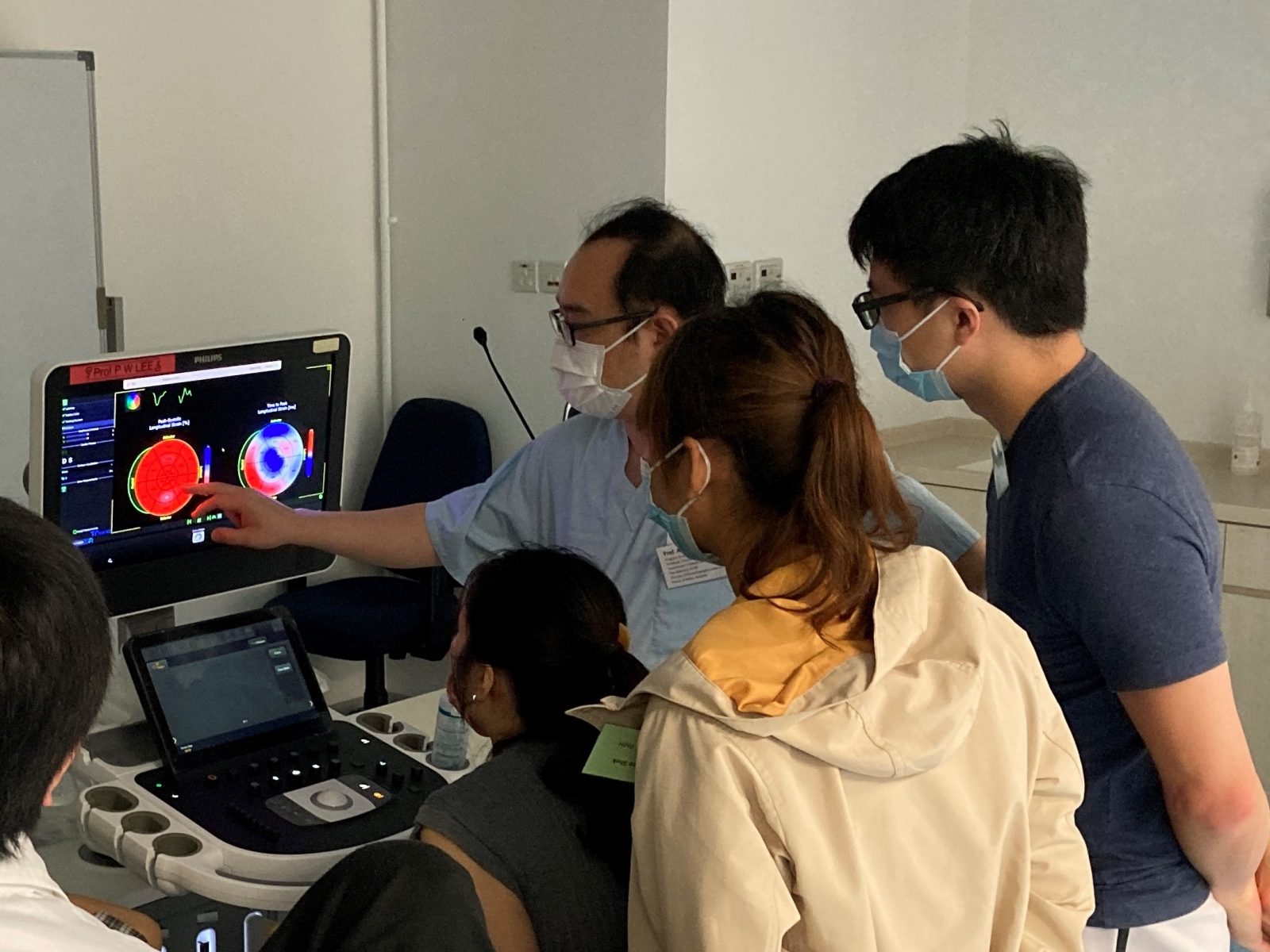 黃巴士 — Cardiology specialist Dr. Alex Lee supports the raise of ...