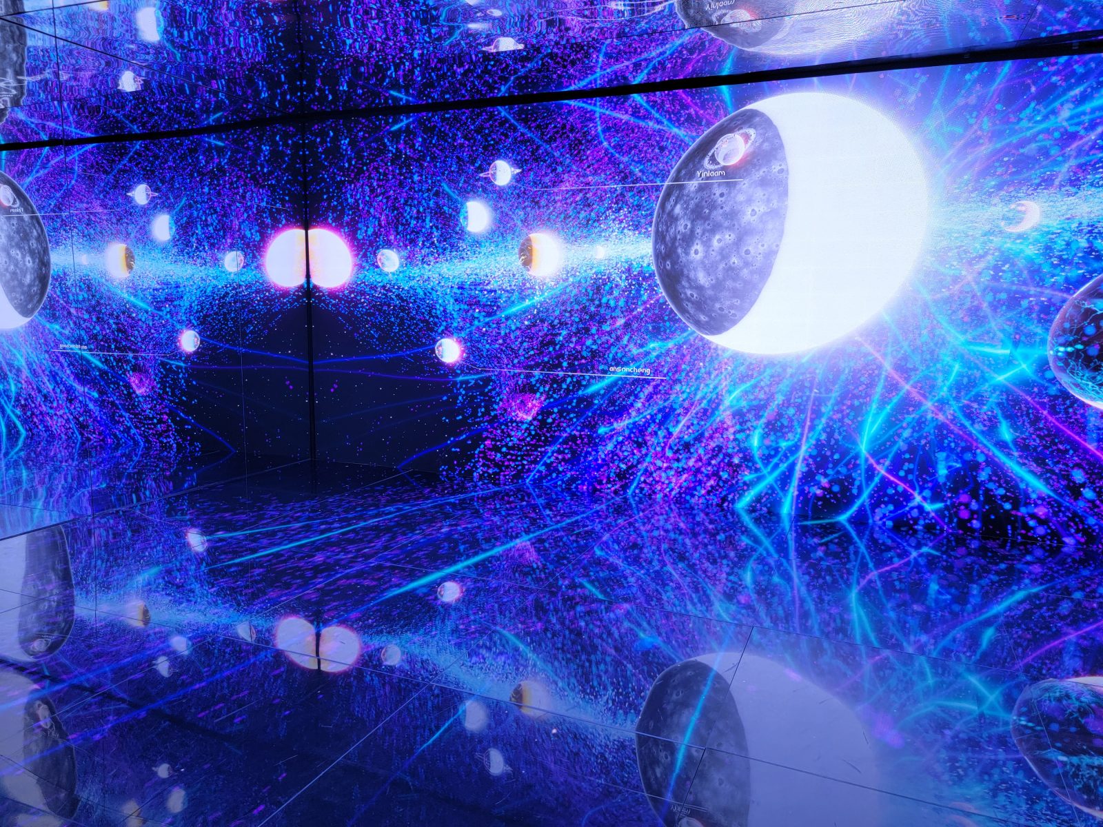 黃巴士 — 「Orbstellar Metaspace」沉浸式宇宙藝術展覽