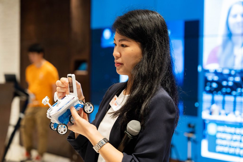 黃巴士 — 20學童與NASA航天工程師做實驗兼對話 香港小朋友一樣可以有太空夢！