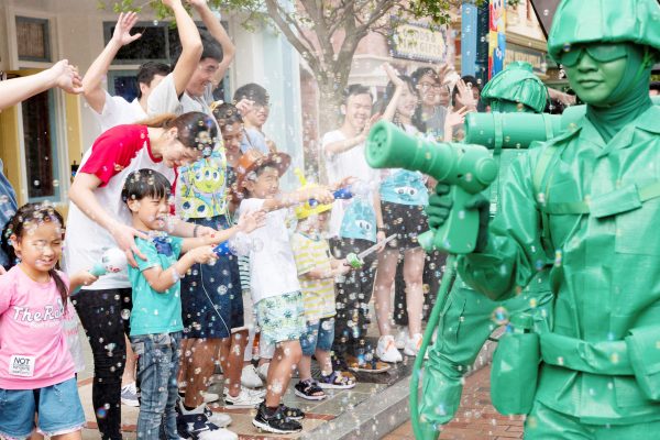 黃巴士 — 迪士尼Pixar Summer Fest首登場 與Pixar好友投入夏日水花派對