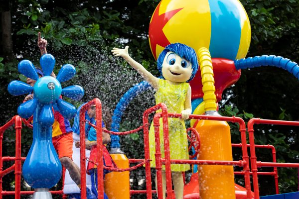 黃巴士 — 迪士尼Pixar Summer Fest首登場 與Pixar好友投入夏日水花派對