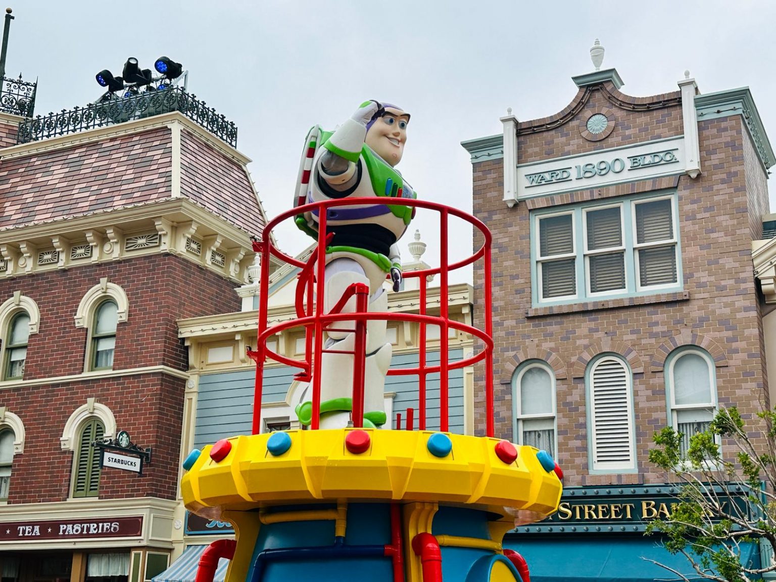 黃巴士 — 迪士尼Pixar Summer Fest首登場 與Pixar好友投入夏日水花派對